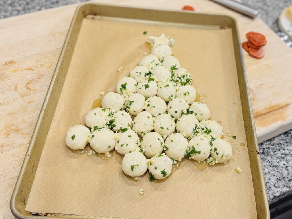 Christmas Tree Pull-Apart Cheesy Garlic Bread - Olivia Yi